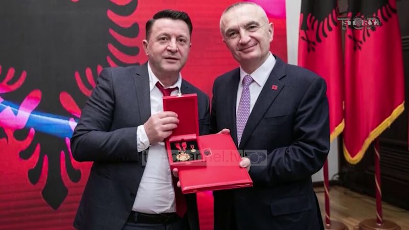 VIDEO/ “Mjeshtër i Madh” edhe për këngëtarë dasmash e tallavaje