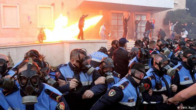 E FUNDIT/ Hidhen molotov, kapsolle dhe shashka në drejtim të Kryeministrisë