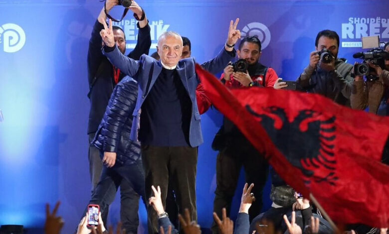 “Falenderime të përzemërta”, Meta ndan foto nga protesta: U rikthye ...